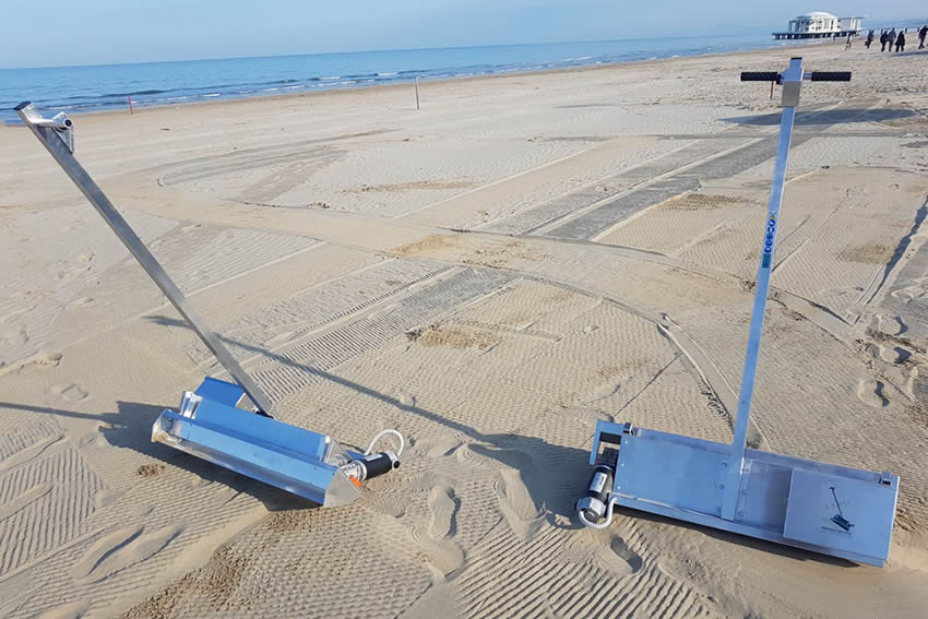 Sand cleaning rake for beach establishments
